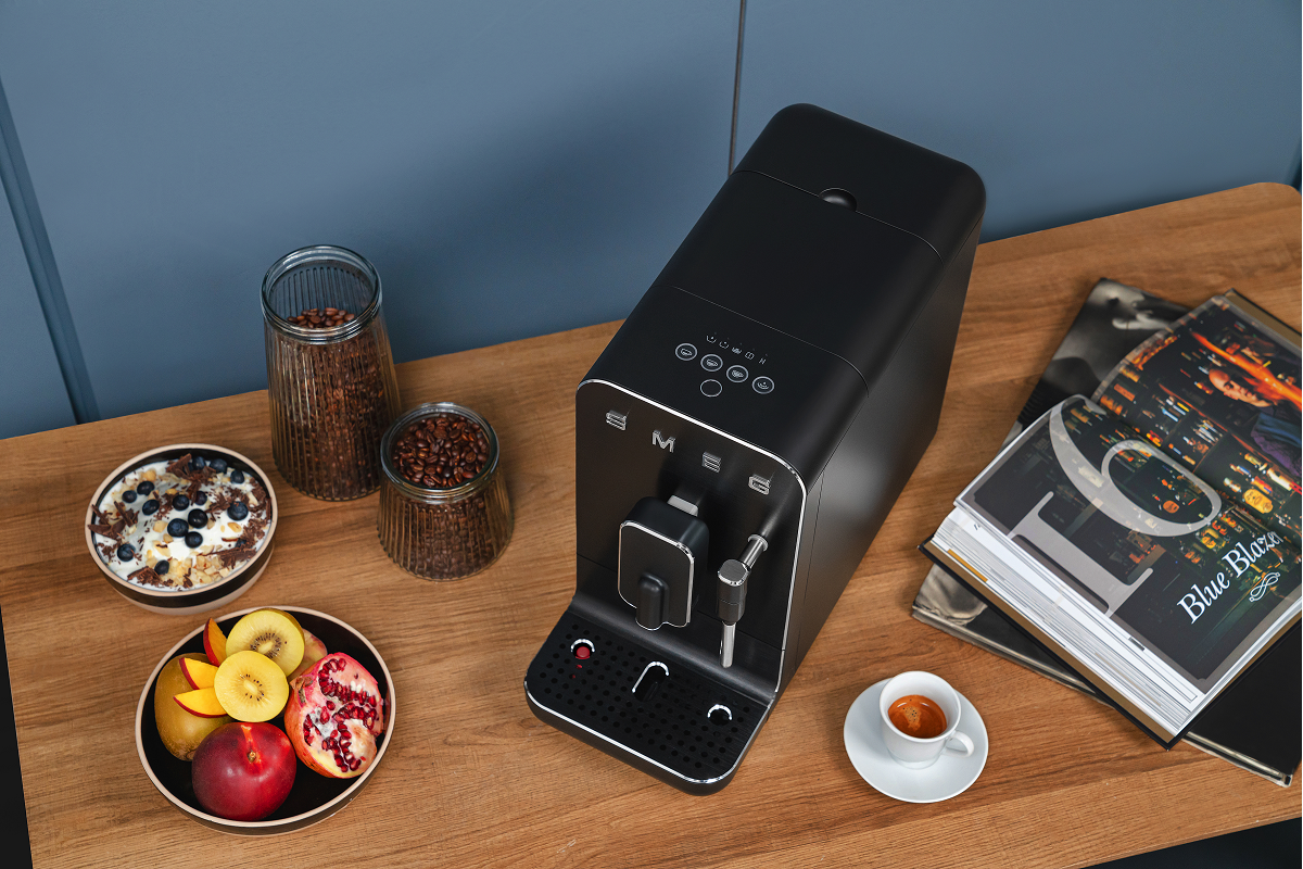 Smeg lanza una superautomática en color negro en el Día Internacional ...