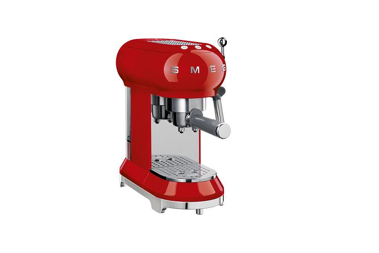 Smeg lanza una superautomática en color negro en el Día Internacional ...