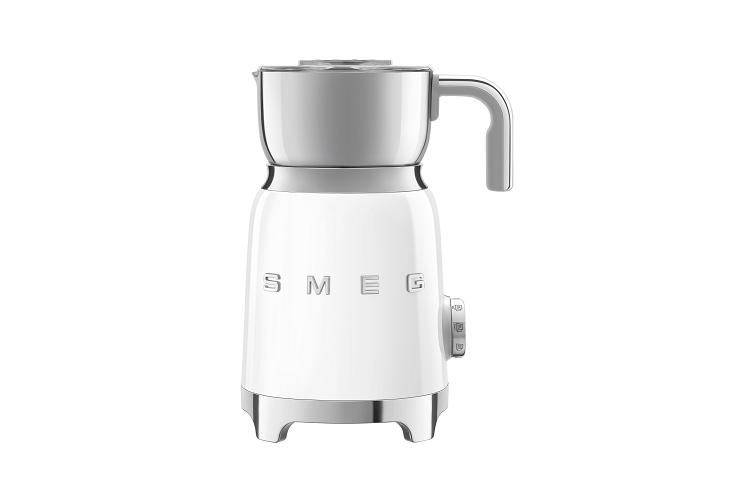 Smeg lanza una superautomática en color negro en el Día Internacional ...