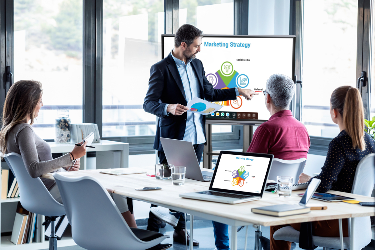 VSEVEN presenta su nueva gama de paneles interactivos 4K con Android 11 ...